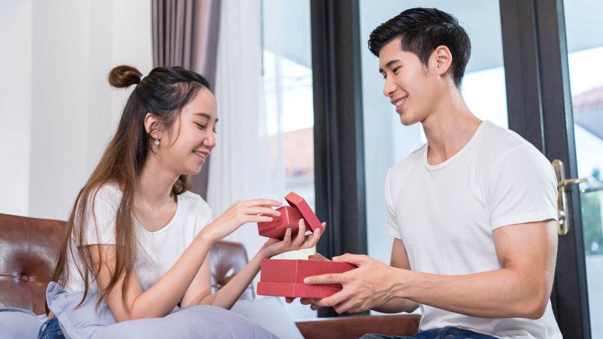 Apa Itu Love Bombing: Ciri, Penyebab, dan Bahayanya - KlikDokter